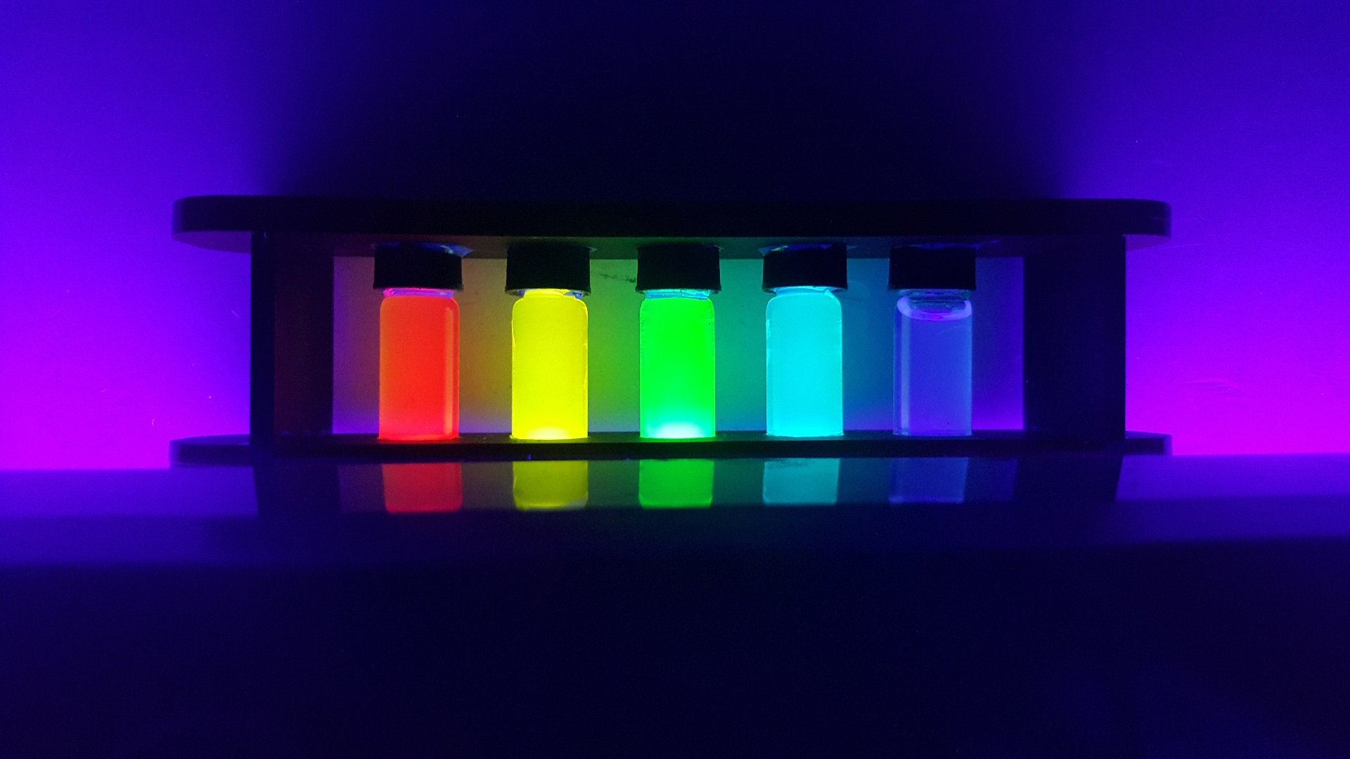 A Fascinating Behind-the-Scenes Look at Electroluminescent Quantum Dots ...